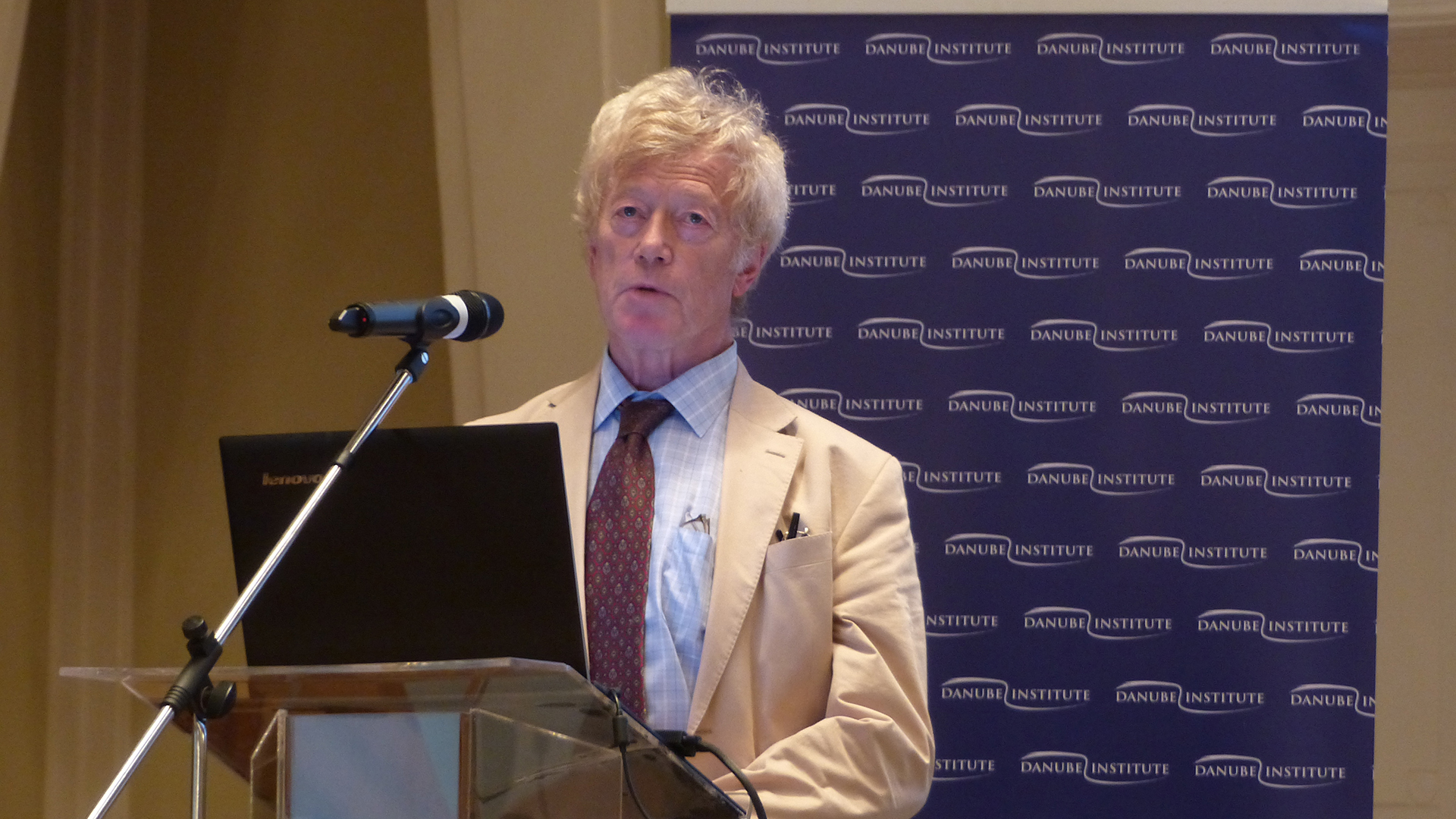 Roger Scruton, Beauty Defender and Gentle Conservative, Dies at 75